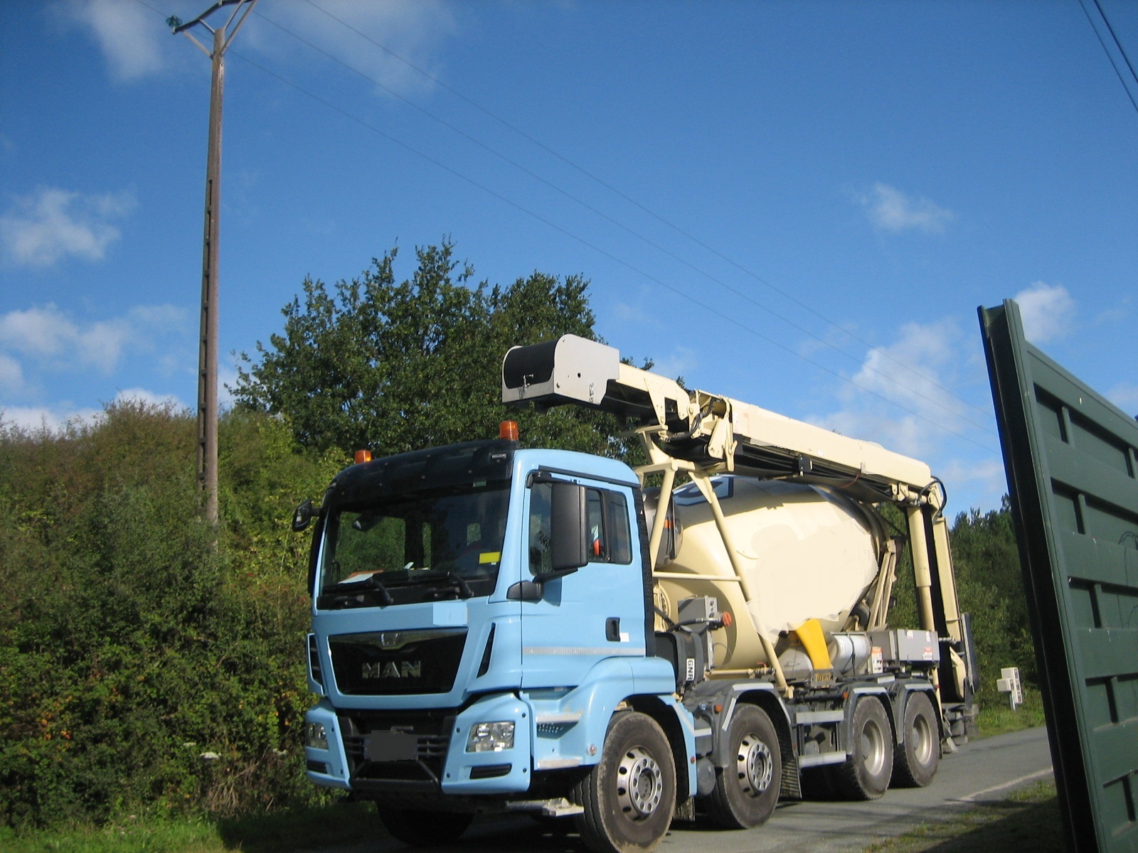 Detector of high voltage overhead electric lines-application concrete